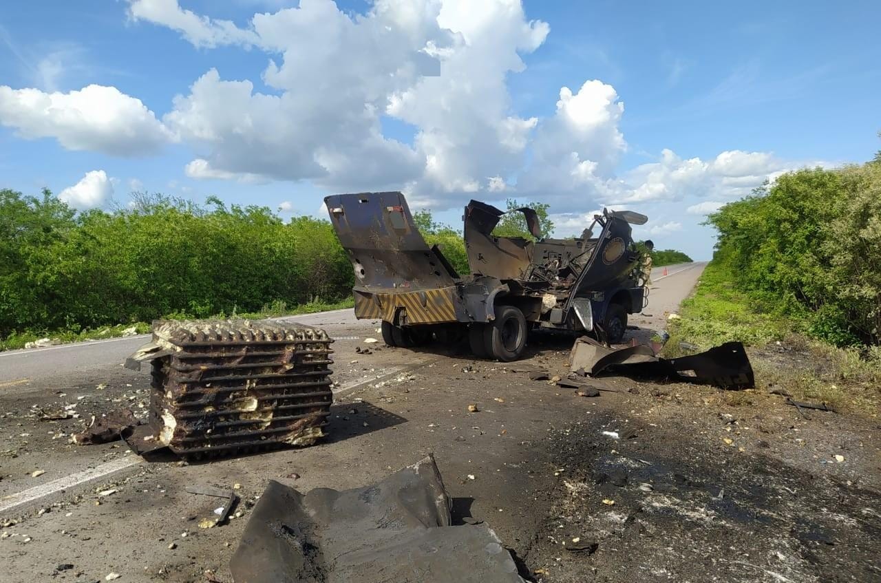 Criminosos explodem carro-forte em tentativa de assalto na BR 232, em ...