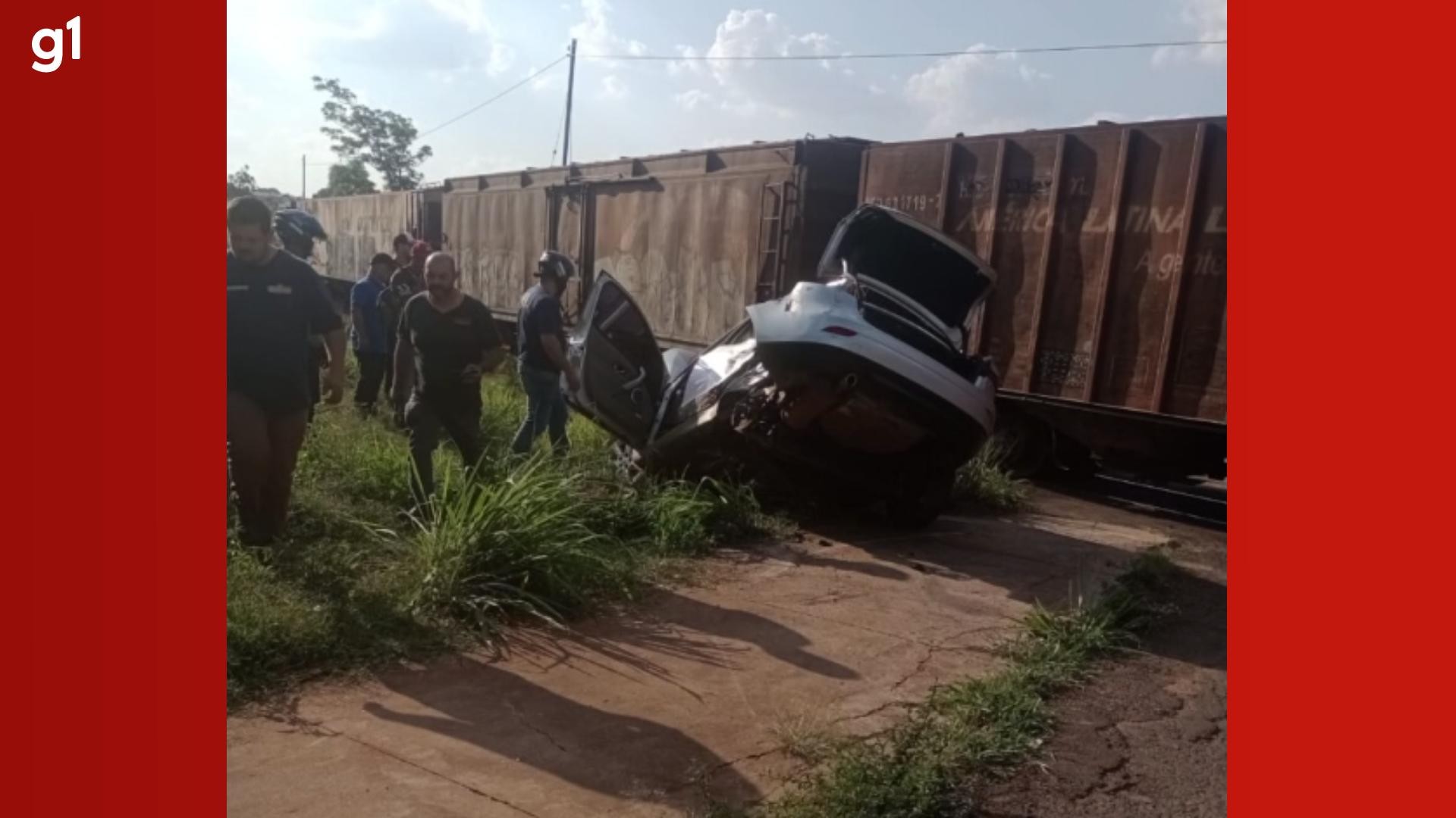 Motorista sobrevive após ter carro atingido por trem no Paraná | Norte e Noroeste | G1