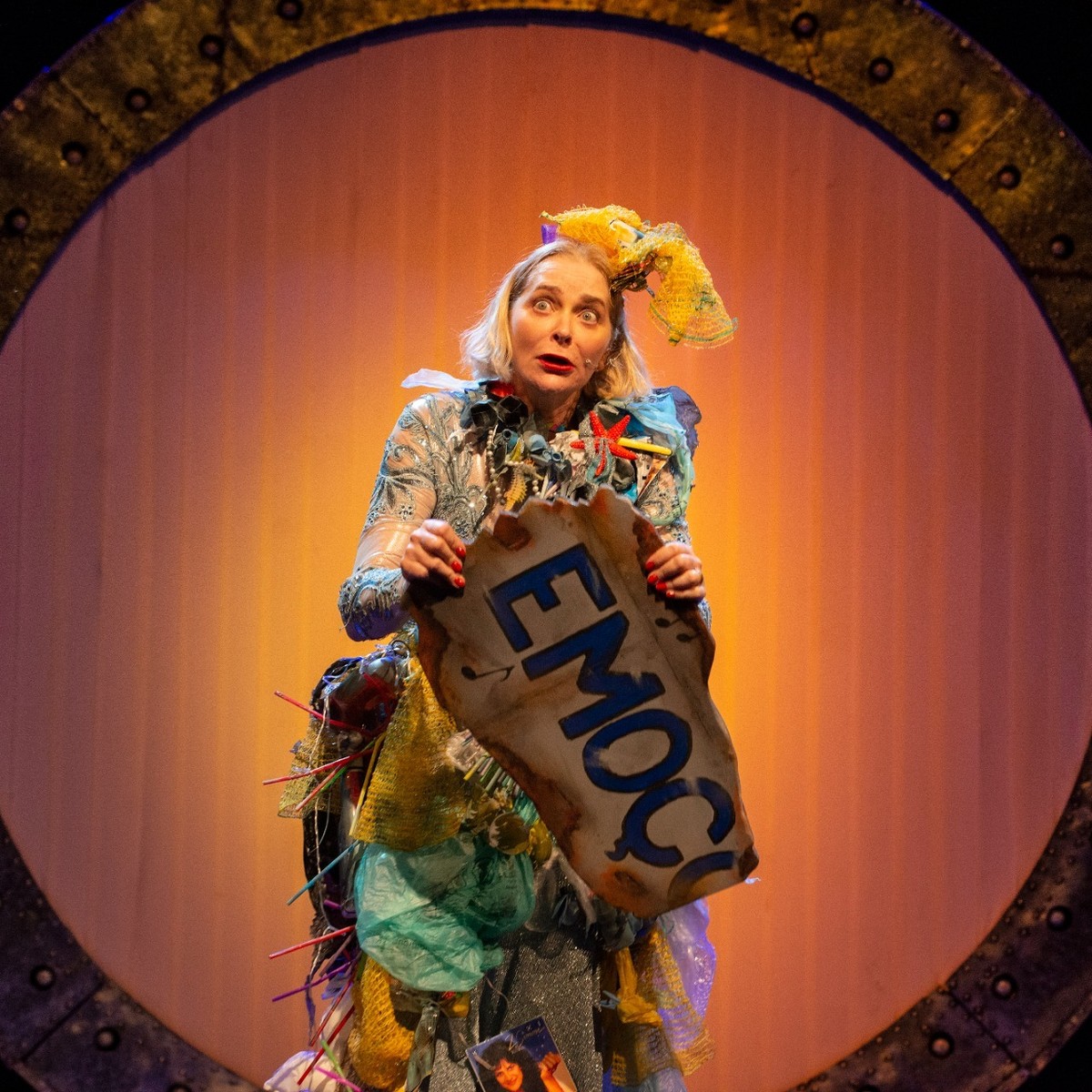 Estrelada por Alexandra Richter, comédia 'Uma Loira na Lua' tem três ...