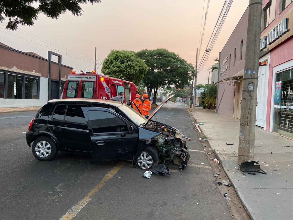 Mulher sofre mal súbito e morre após bater carro em poste em Uberaba | Triângulo Mineiro | G1