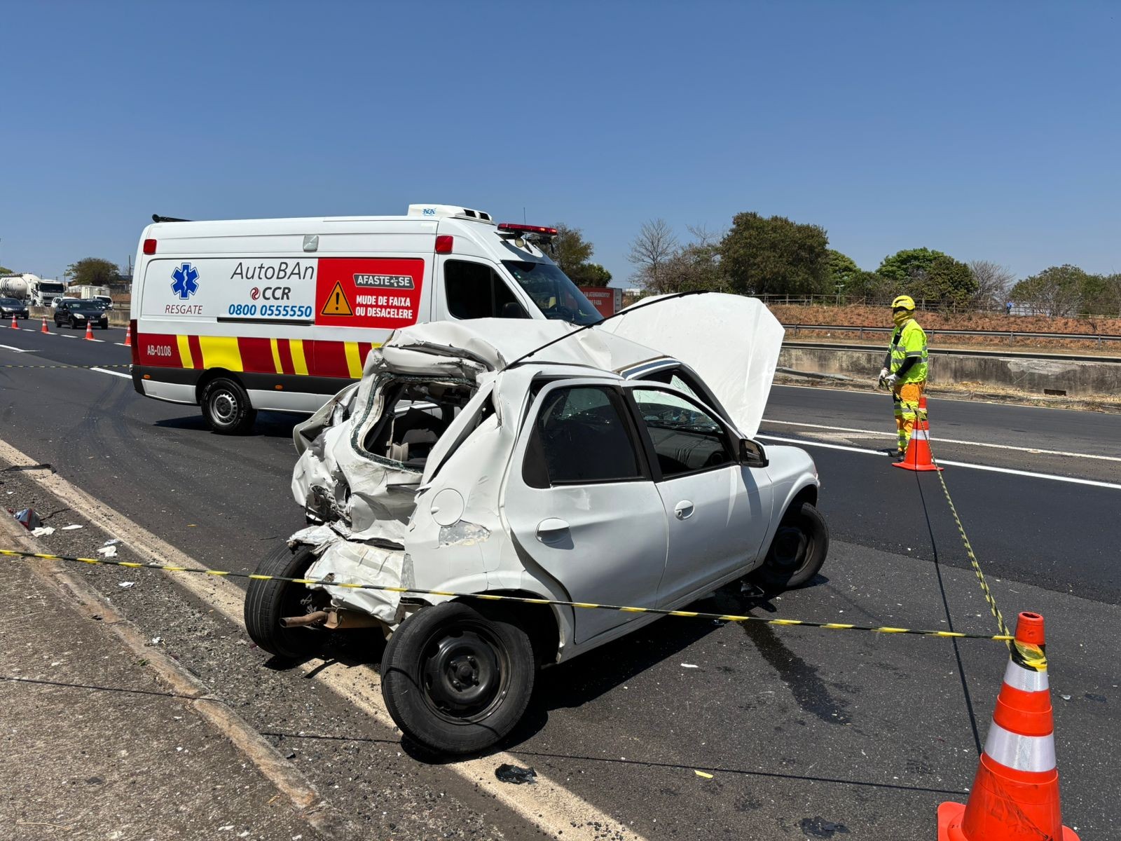 Motorista morre após carro parar na pista e ser atingido por ônibus em ...