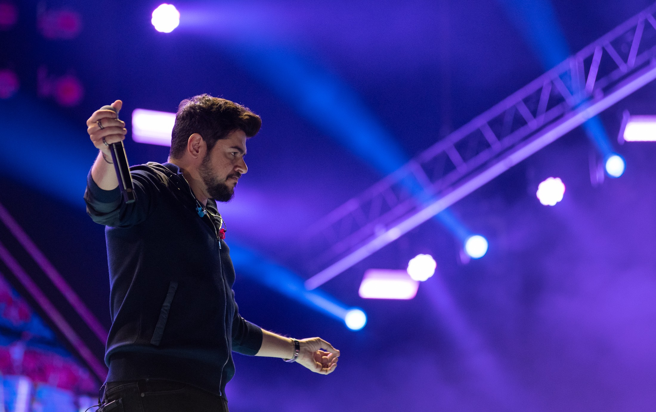 Dennis faz público descer até o chão ao som do funk no Ribeirão Rodeo ...