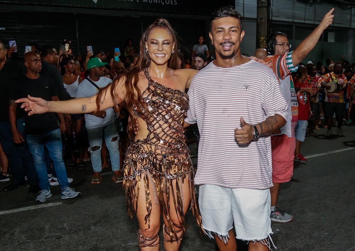 Ensaio de rua da Grande Rio tem Paolla Oliveira de vestido vazado e ...