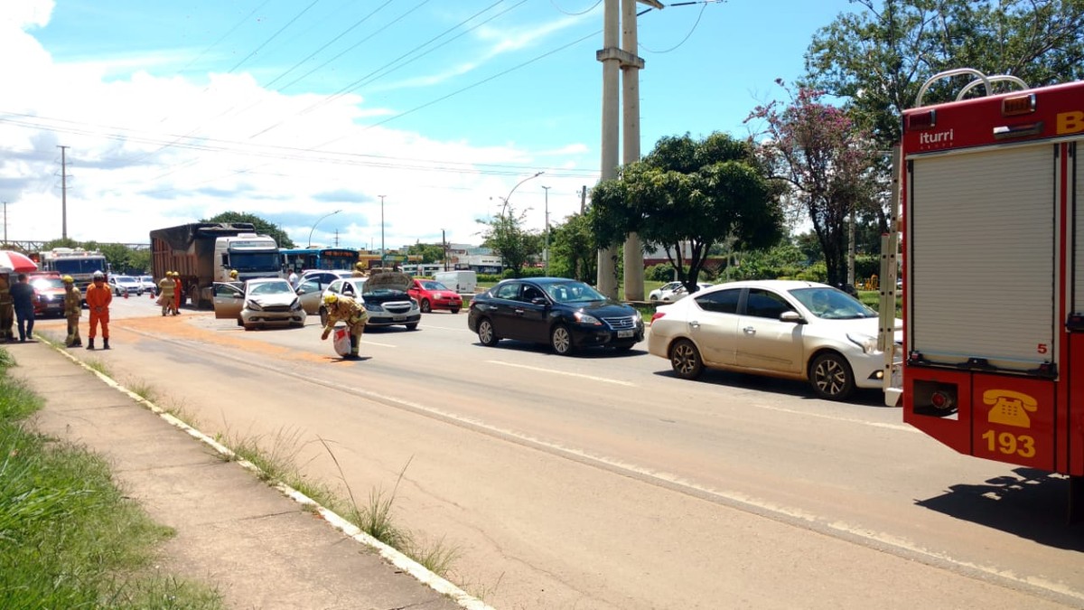 Acidente entre caminhão e 5 carros para EPNB pela 2ª vez nesta semana