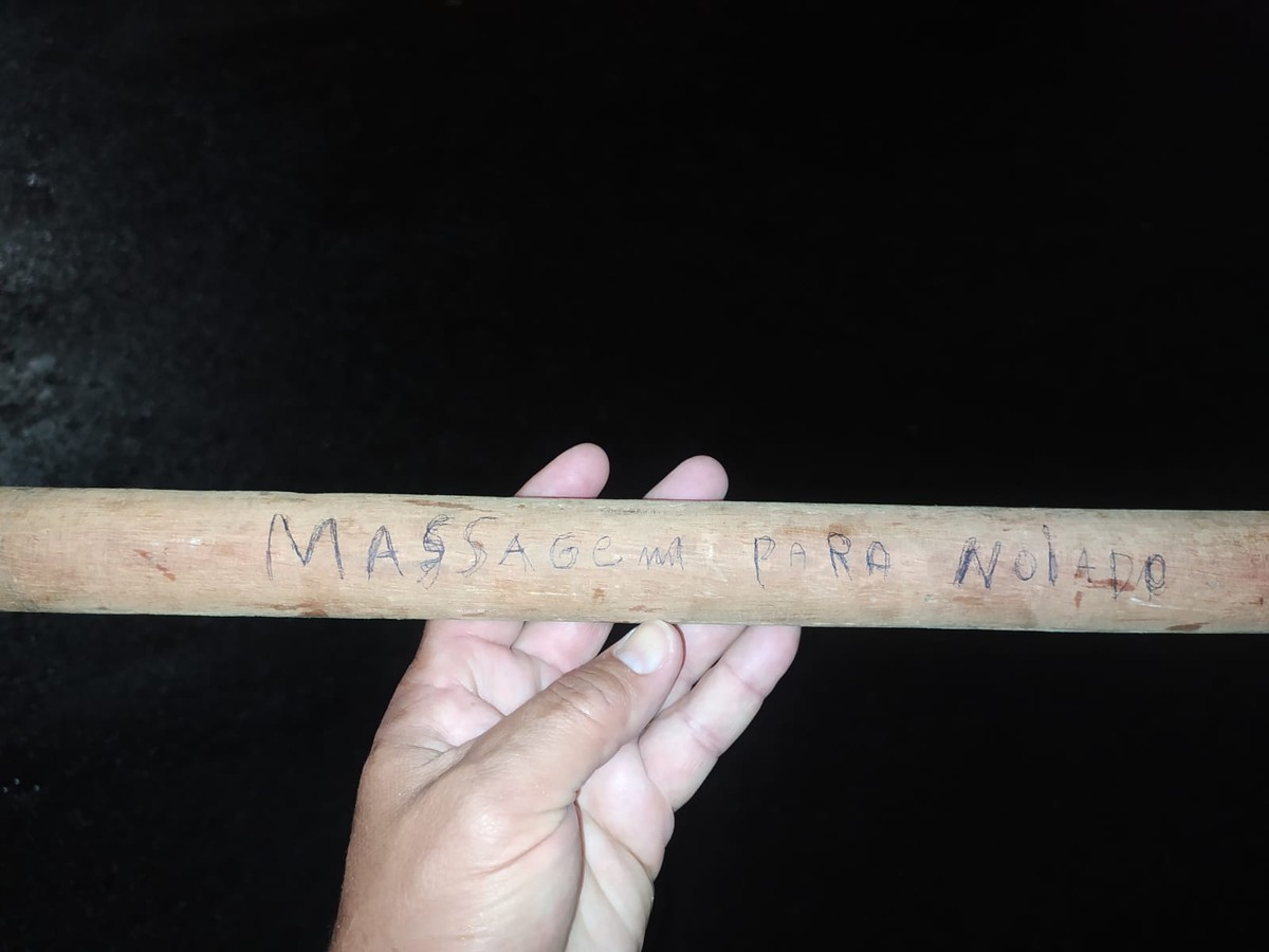 Bastão escrito 'massagem para noiado' é encontrado em ponto de venda de ...