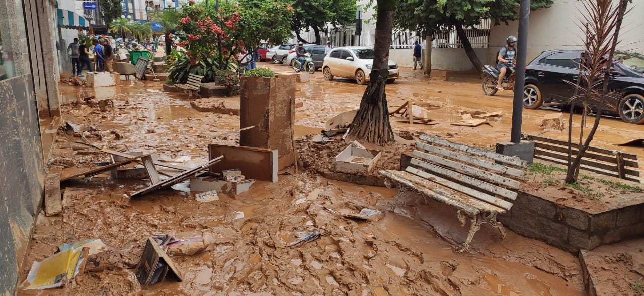 'Maior enchente da história de Ubá', diz Prefeitura após forte chuva ...