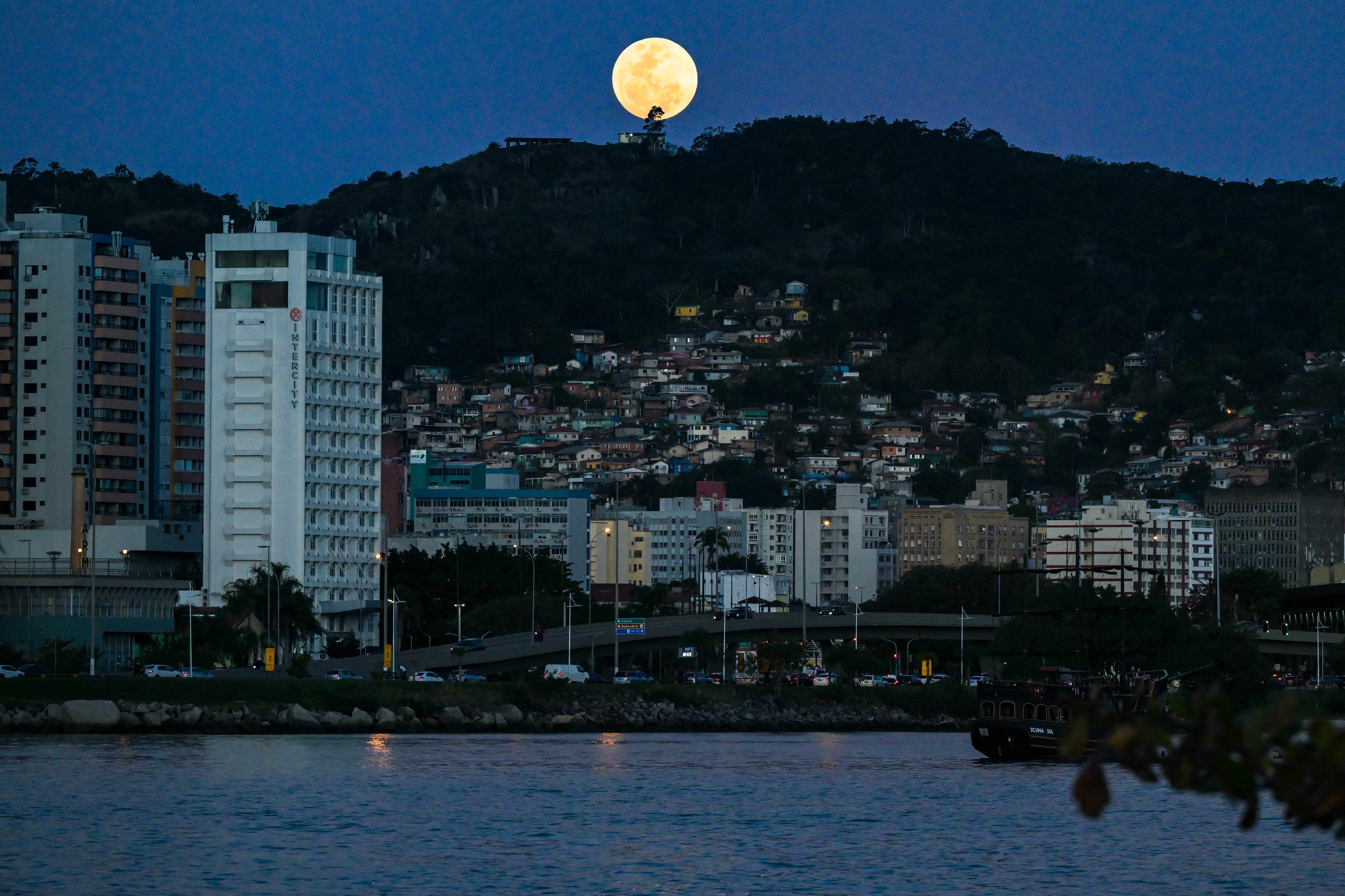 Superlua azul: veja fotos e explicação do fenômeno que faz a Lua ficar ...
