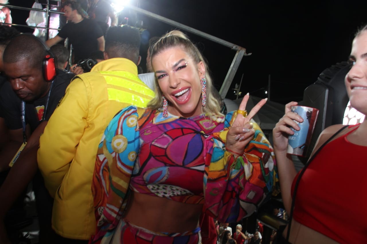 Lore Improta usa body cavado rosa no 2° dia do carnaval de Salvador ...