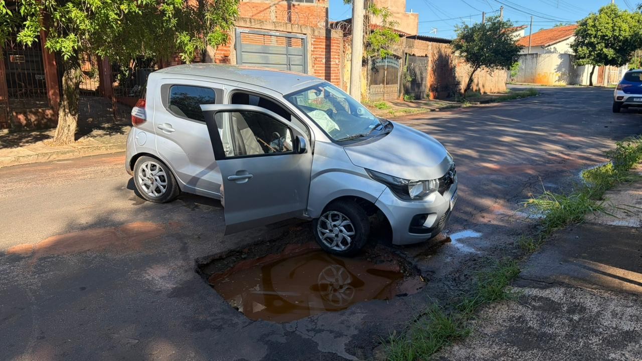 Carro com família fica preso em buraco de rua em Bauru | G1