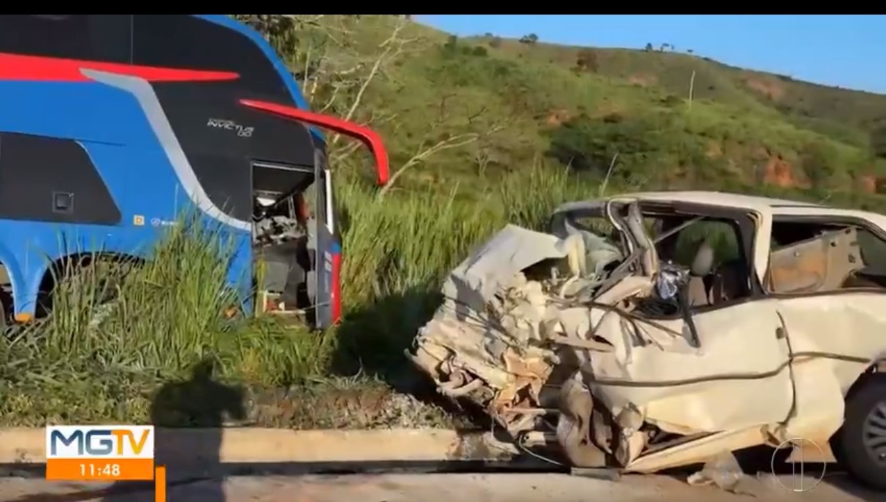 Carro bate de frente com ônibus na BR-116 e motorista morre