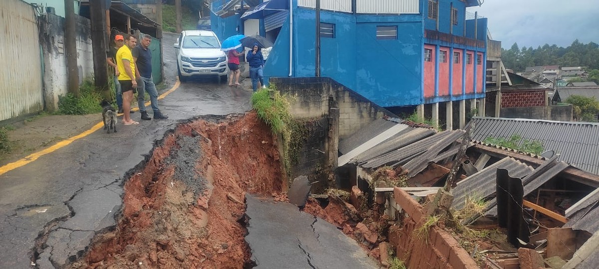 Chuva Forte Provoca Deslizamento De Terra E Deixa Família Desalojada Em
