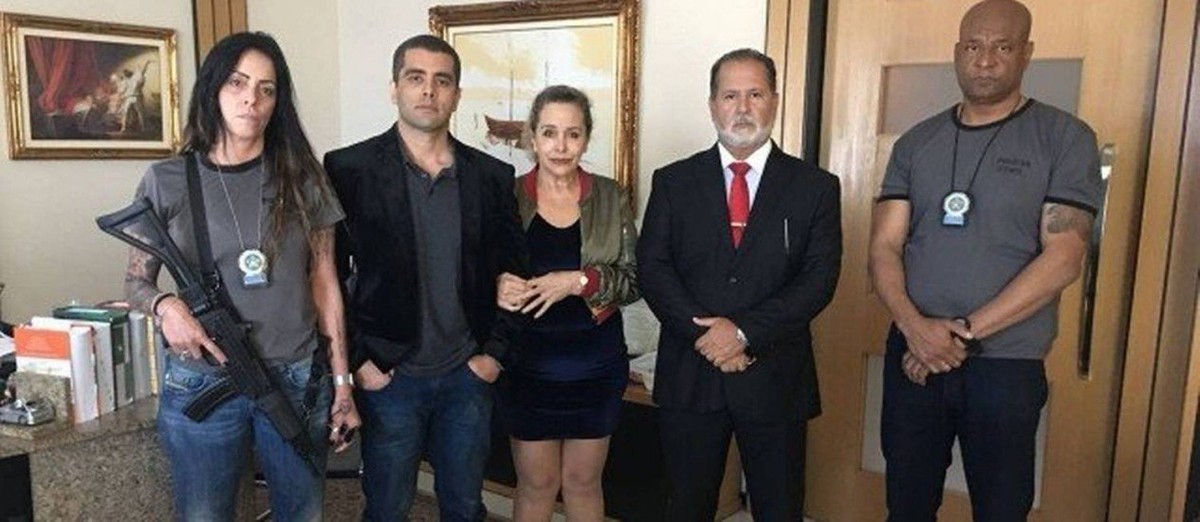 Policial Que Aparece Em Foto Ao Lado De Dr Bumbum Tem Conduta