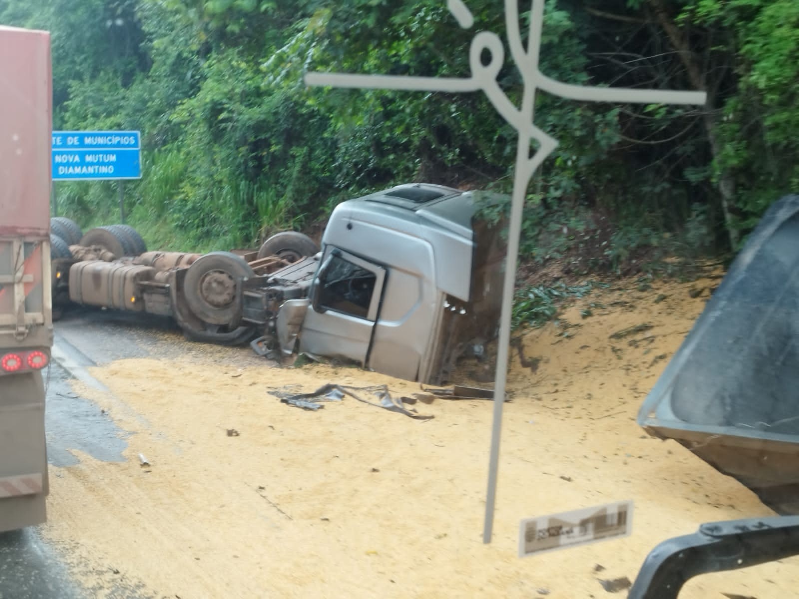 Acidente entre carretas e um carro deixa trecho da BR-163 em MT totalmente interditada | Mato ...