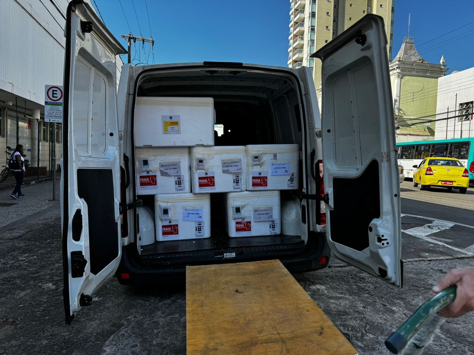 Juiz de Fora recebe as primeiras doses de vacina contra a dengue pelo SUS | Zona da Mata | G1