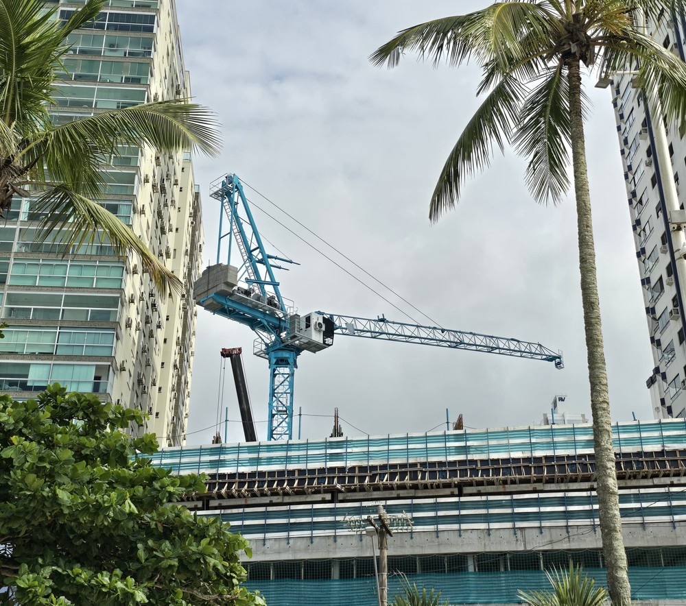 Arranha-céu de 240 metros em Balneário Camboriú é construído com grua ...