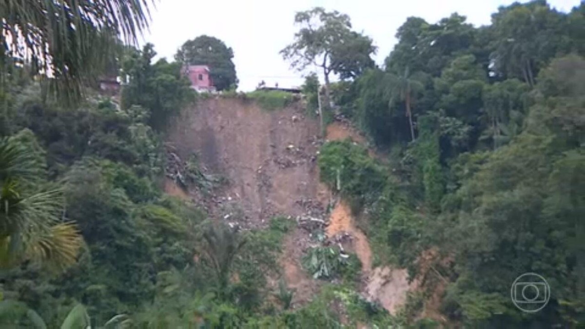 Deslizamento de terra em Manaus deixa oito mortos | Jornal Nacional | G1