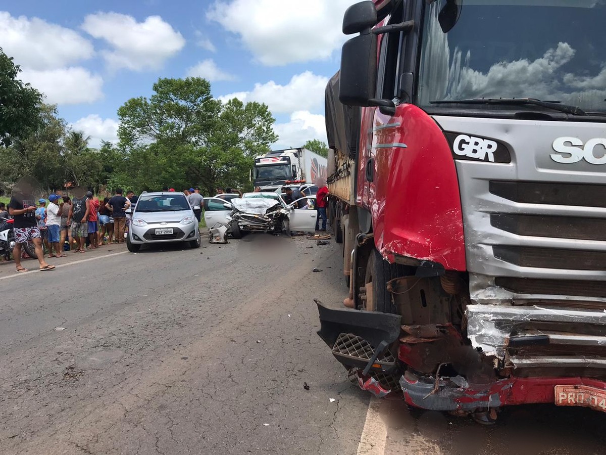 Acidente entre carreta e carro deixa seis mortos e dois feridos na BR-135, no MA | Maranhão | G1