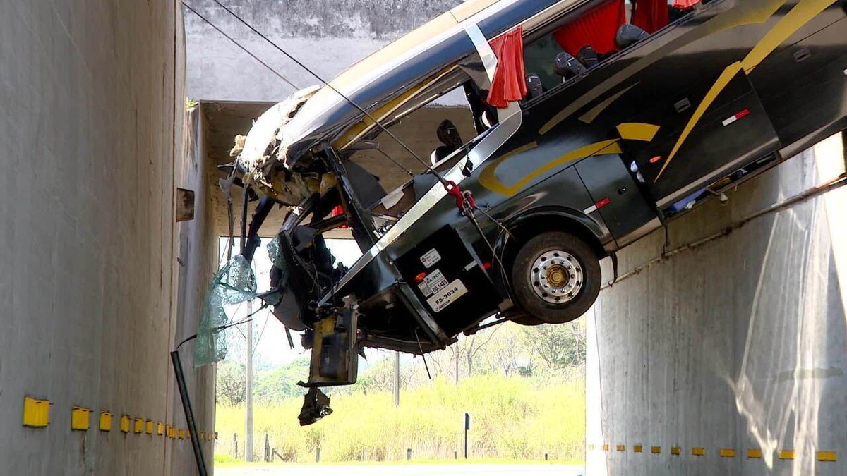 Veja Imagens De ônibus Sendo Retirado Após Cair Em Vão De Viaduto Em