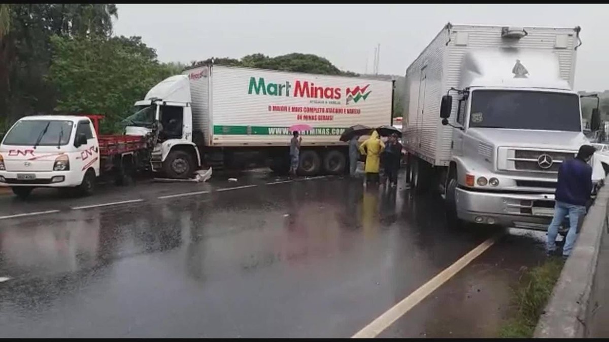 Acidente interdita pista da BR-262 em Juatuba, na Grande BH