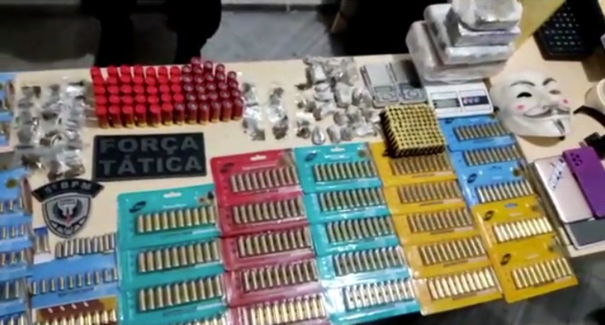 PM rastreia celular roubado e prende homem com drogas e munições de ...