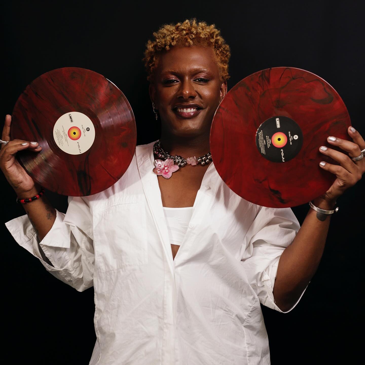 Liniker lança em LP duplo, com vinis marrons, o disco mais falado de ...