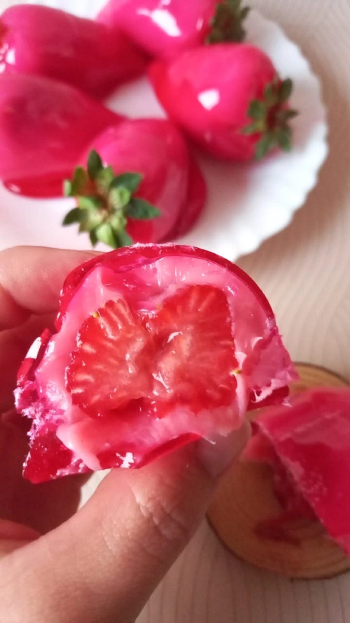 Confeiteiros reinventam morango do amor e apostam em novas versões do ...