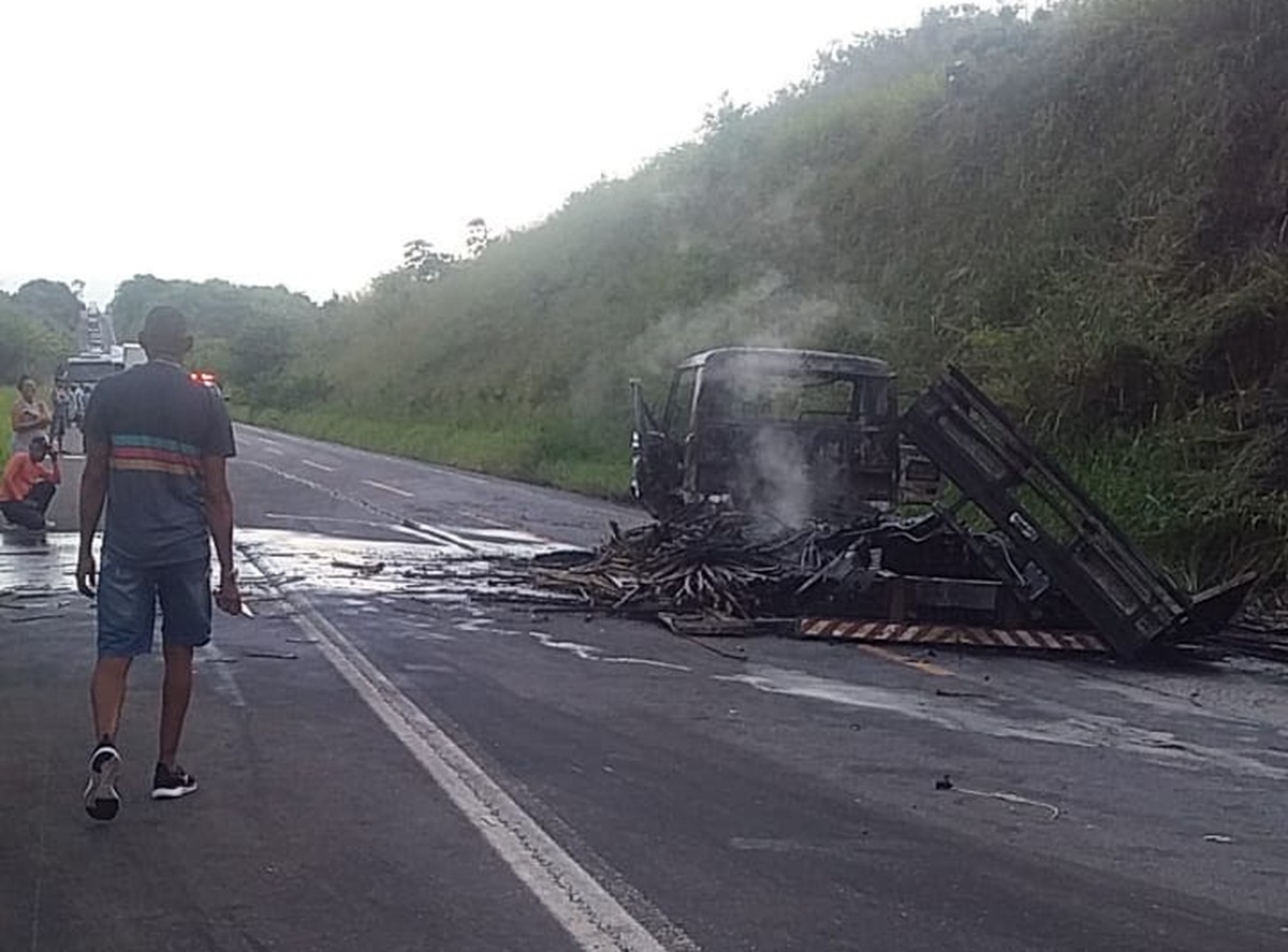 Homem morre e duas pessoas ficam em estado grave após batida entre carro e caminhão na BR-101 ...