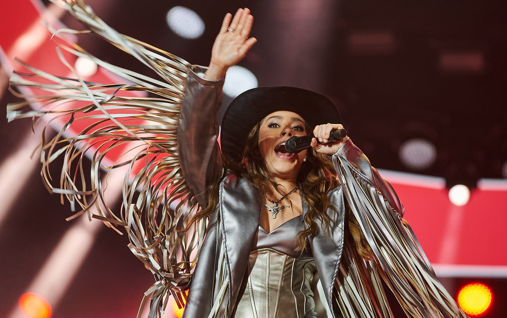 Lauana Prado chora ao realizar 'sonho de criança' de cantar no palco da ...