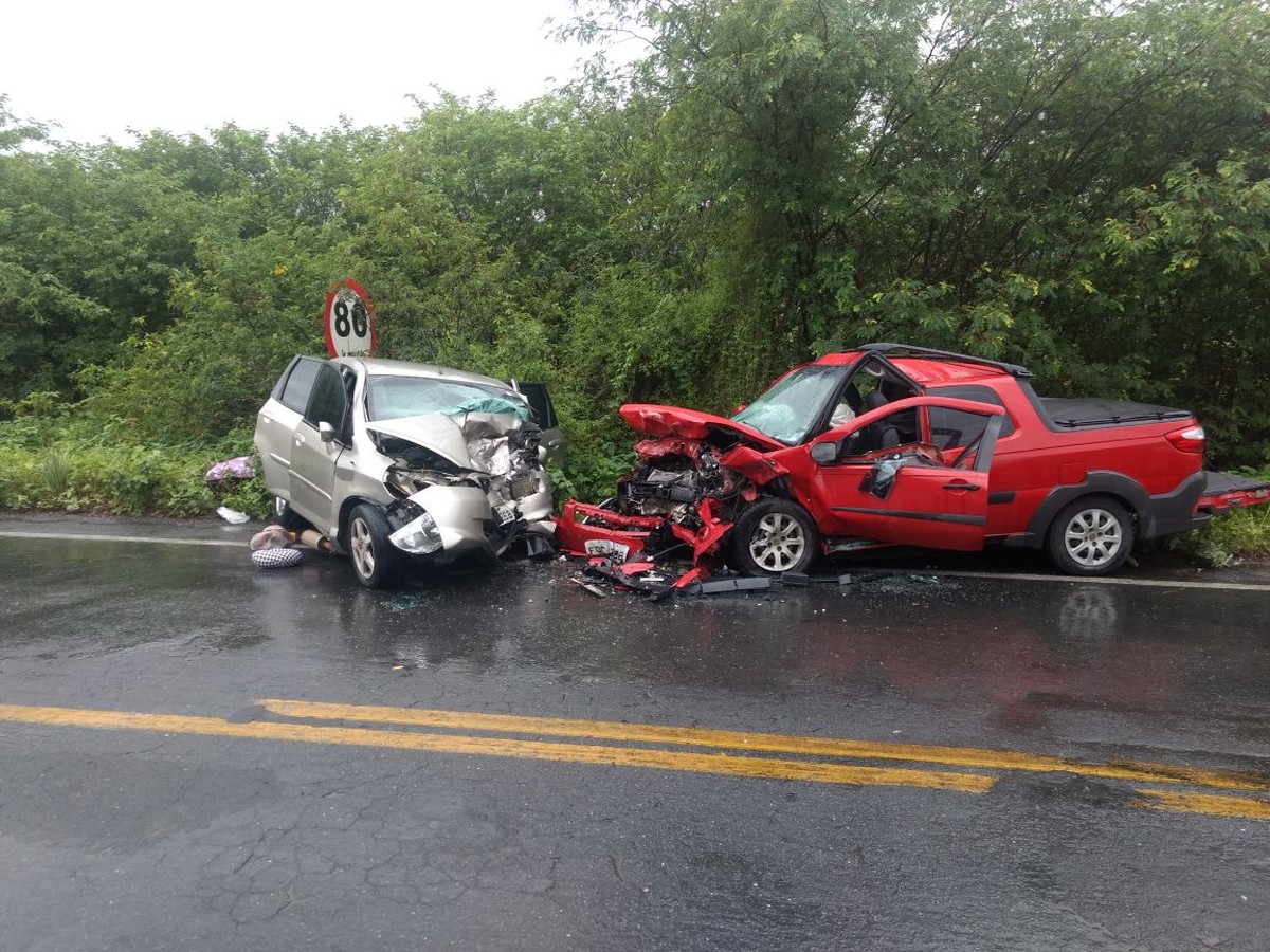 Duas pessoas morrem e sete ficam feridas em acidente entre dois carros na MGC-122