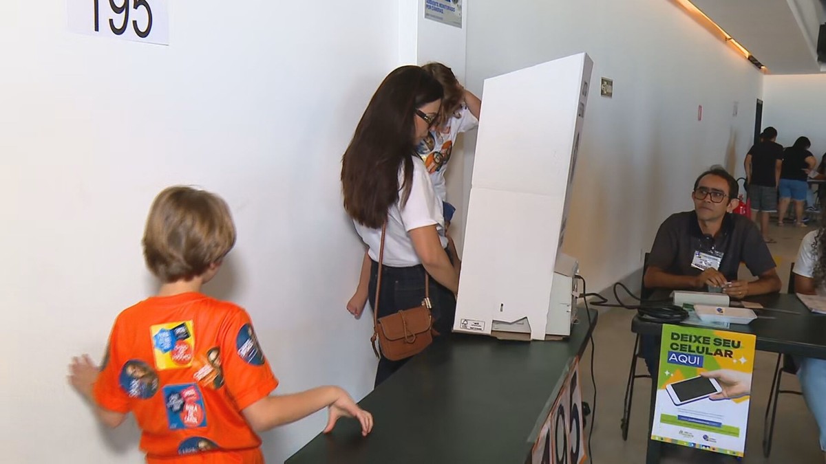 Carol Sponza vota em São Conrado | Eleições 2024 no Rio de Janeiro | G1