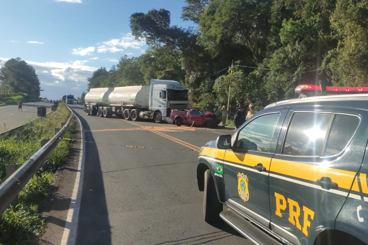 Motorista morre após carro dele bater de frente com um caminhão em rodovia do PR | Campos Gerais ...