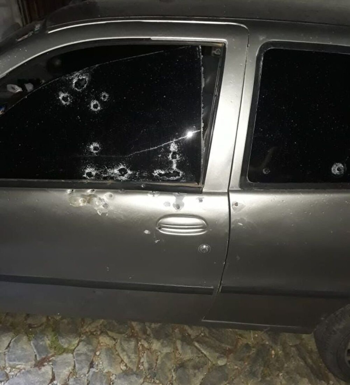 Motorista morre e passageiro fica ferido após carro ser atingido por vários tiros | Centro-Oeste ...