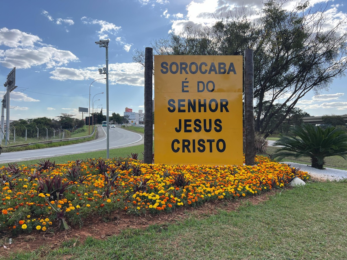 Manifestações, ordem de retirada, polêmicas e memes: totem com mensagem ...