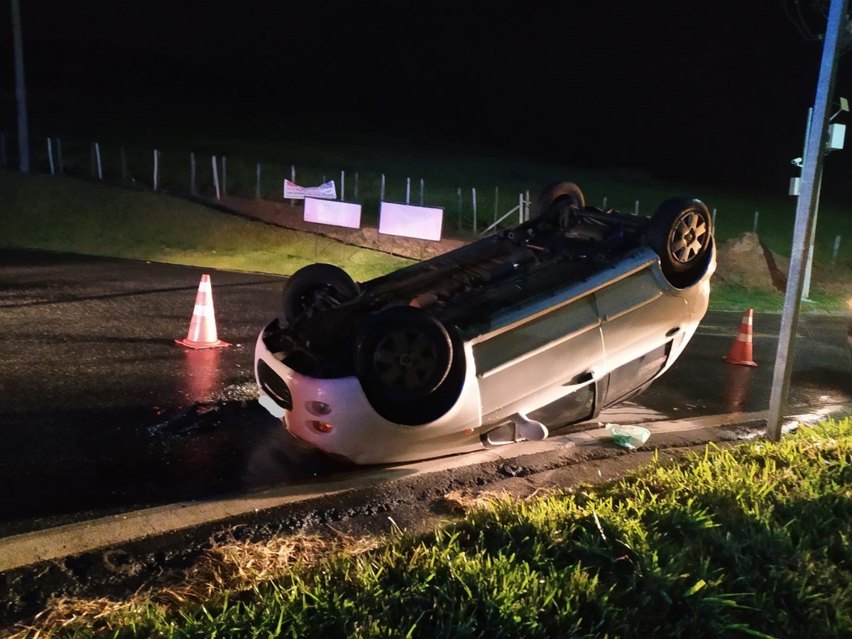 Motorista fica ferida ao capotar com carro na Via Dutra, em Porto Real ...