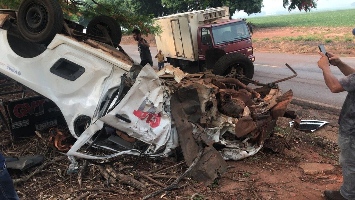 Motorista morre após bater em barranco e atingir duas árvores na PR-180, em Quarto Centenário ...