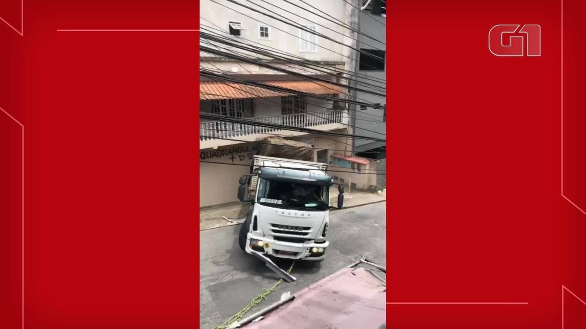 Caminhão desgovernado desce ladeira e atinge igreja em Petrópolis; vídeo | Região Serrana | G1