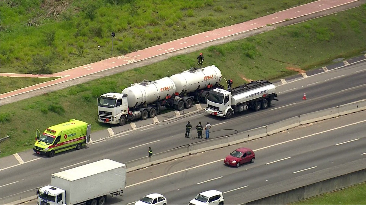 Colisão de caminhões interdita Rodovia Ayrton Senna em Guarulhos | São Paulo | G1