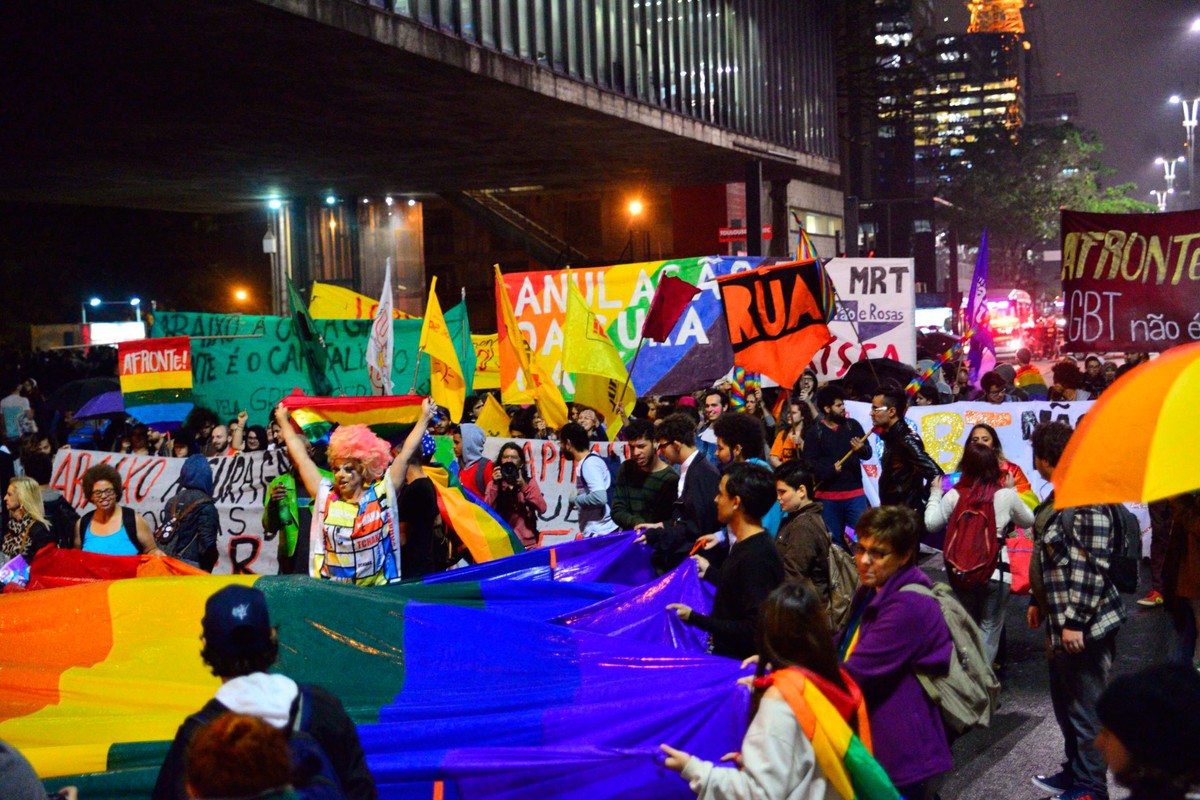 Grupos LGBT protestam contra decisão sobre 'cura gay' na Avenida ...