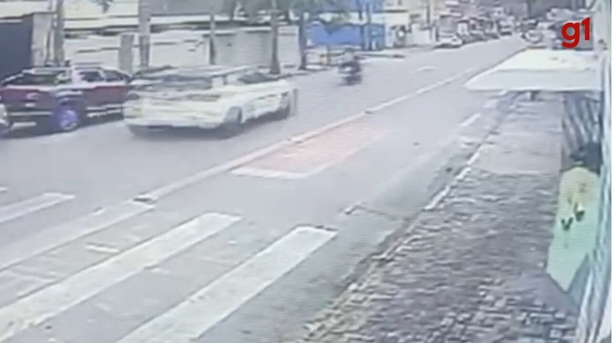 Vídeo flagra momento em que motorista atropela duas pessoas em moto após discussão no trânsito ...