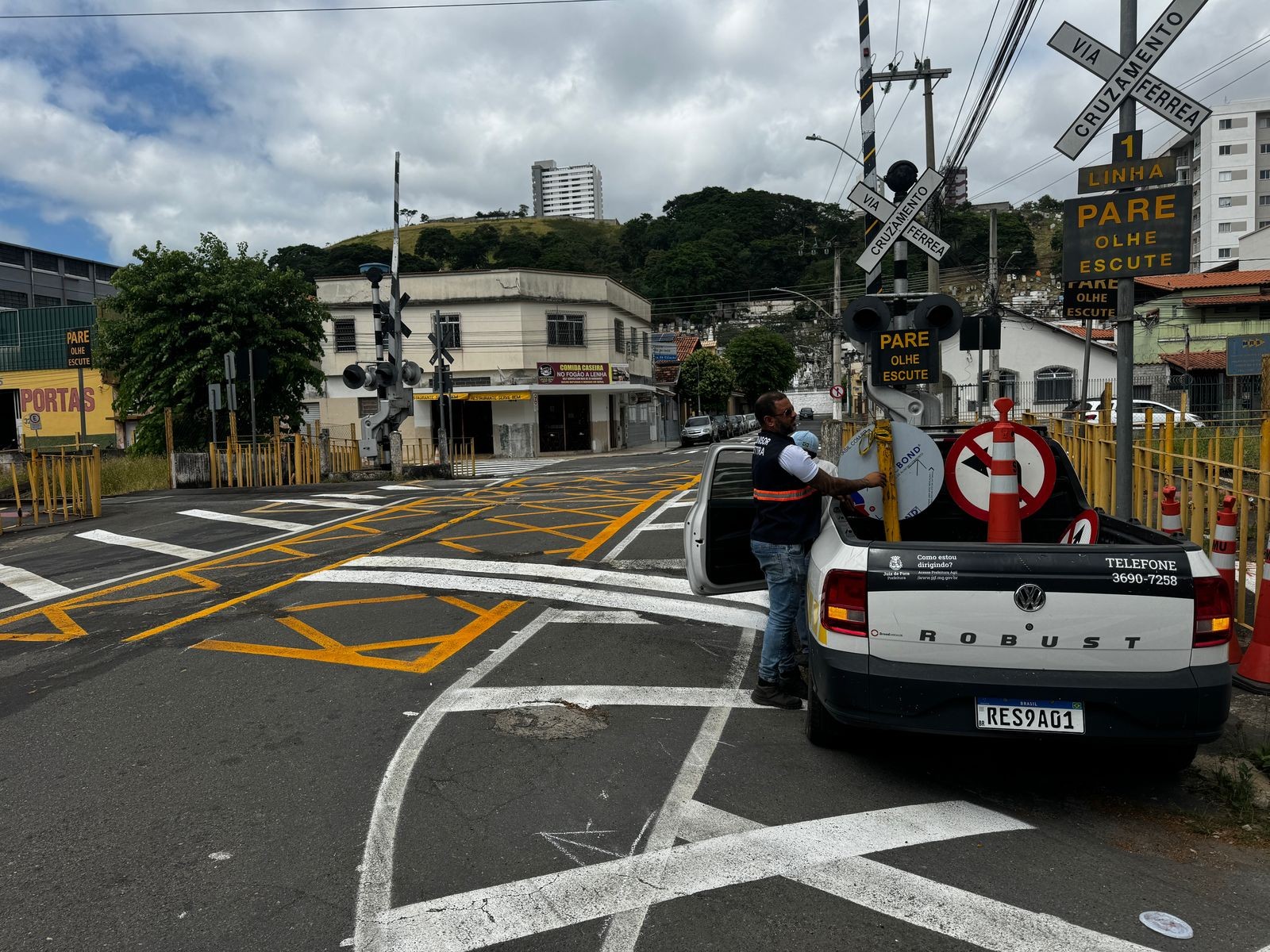 Trecho da Rua Pinto de Moura, em Juiz de Fora, volta a operar em mão ...