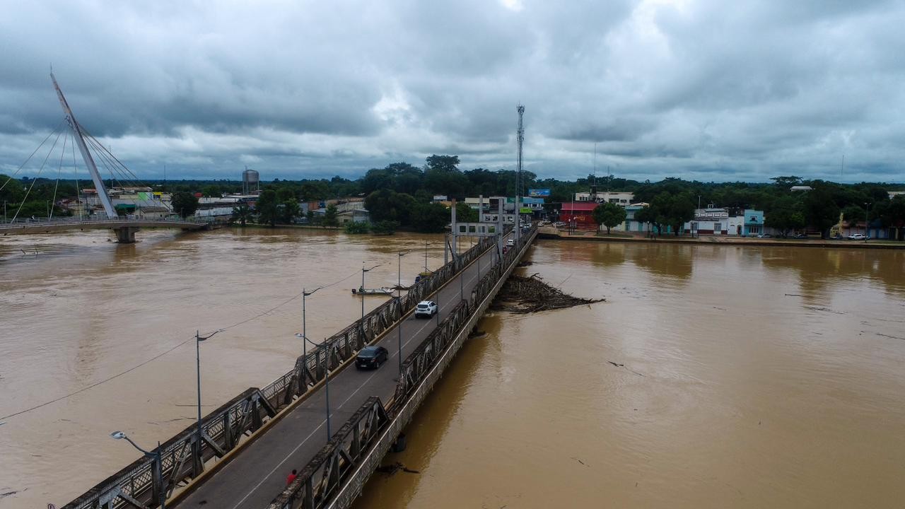 Com cheia do Rio Acre e balseiros acumulados, Ponte Metálica é ...
