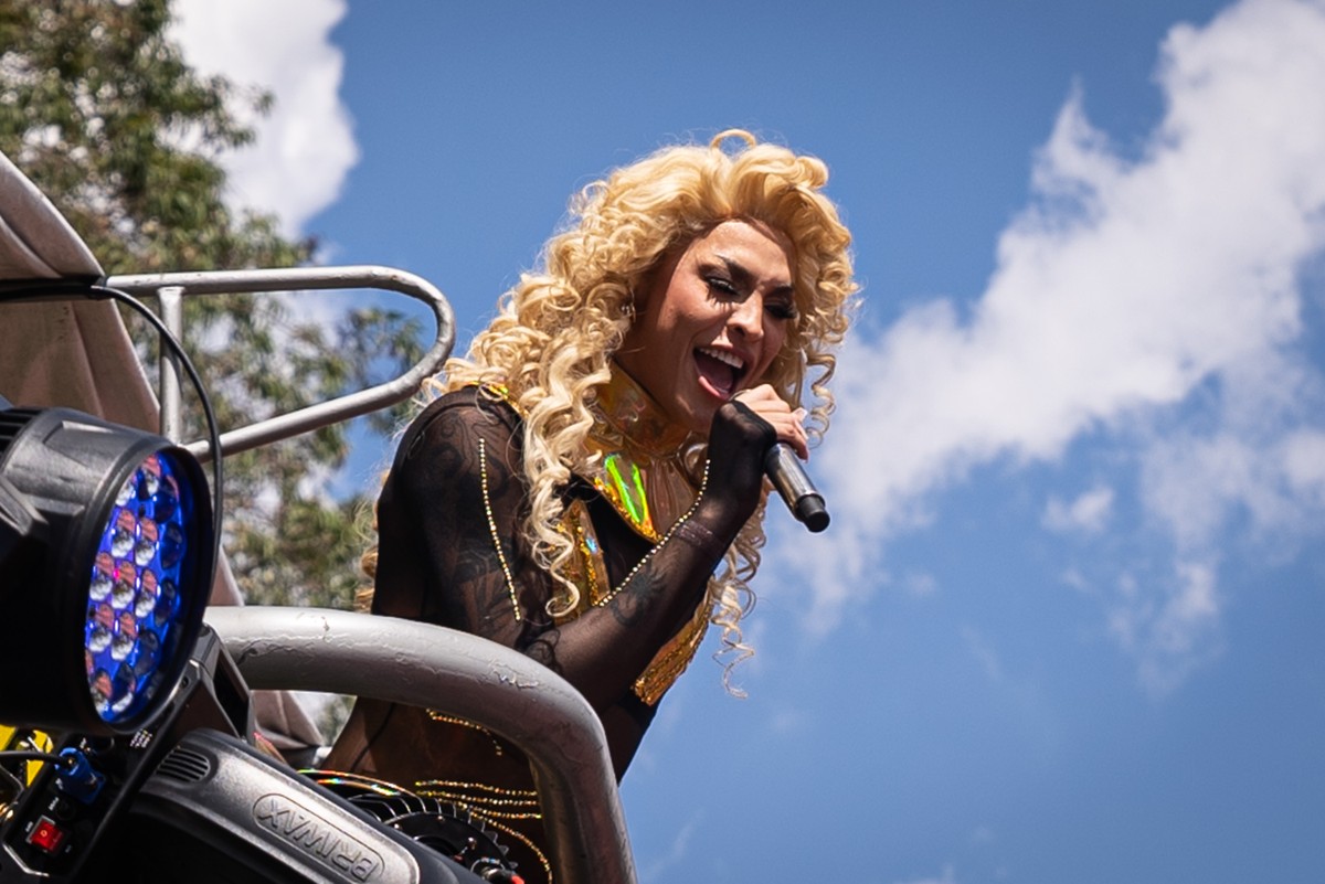 Em bloco lotado e vestida de Joelma, Pabllo Vitar anuncia ao público que está namorando ...