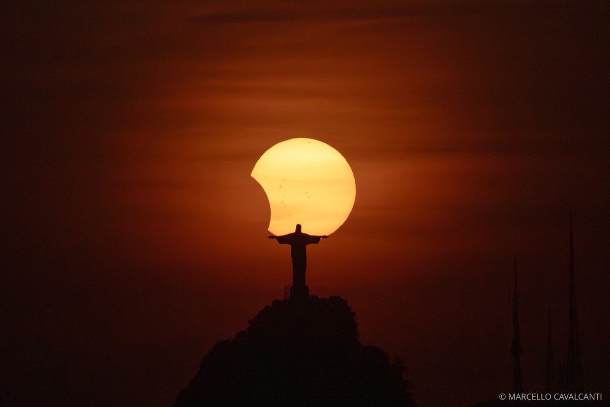 Fotos mostram o eclipse solar anular por trás do Cristo Redentor | Rio ...