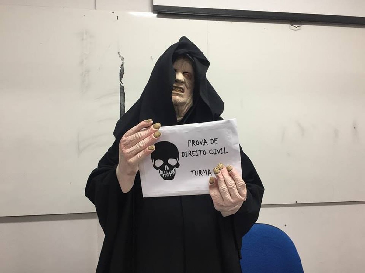 Fantasiado de ícones do terror, professor universitário desperta ...