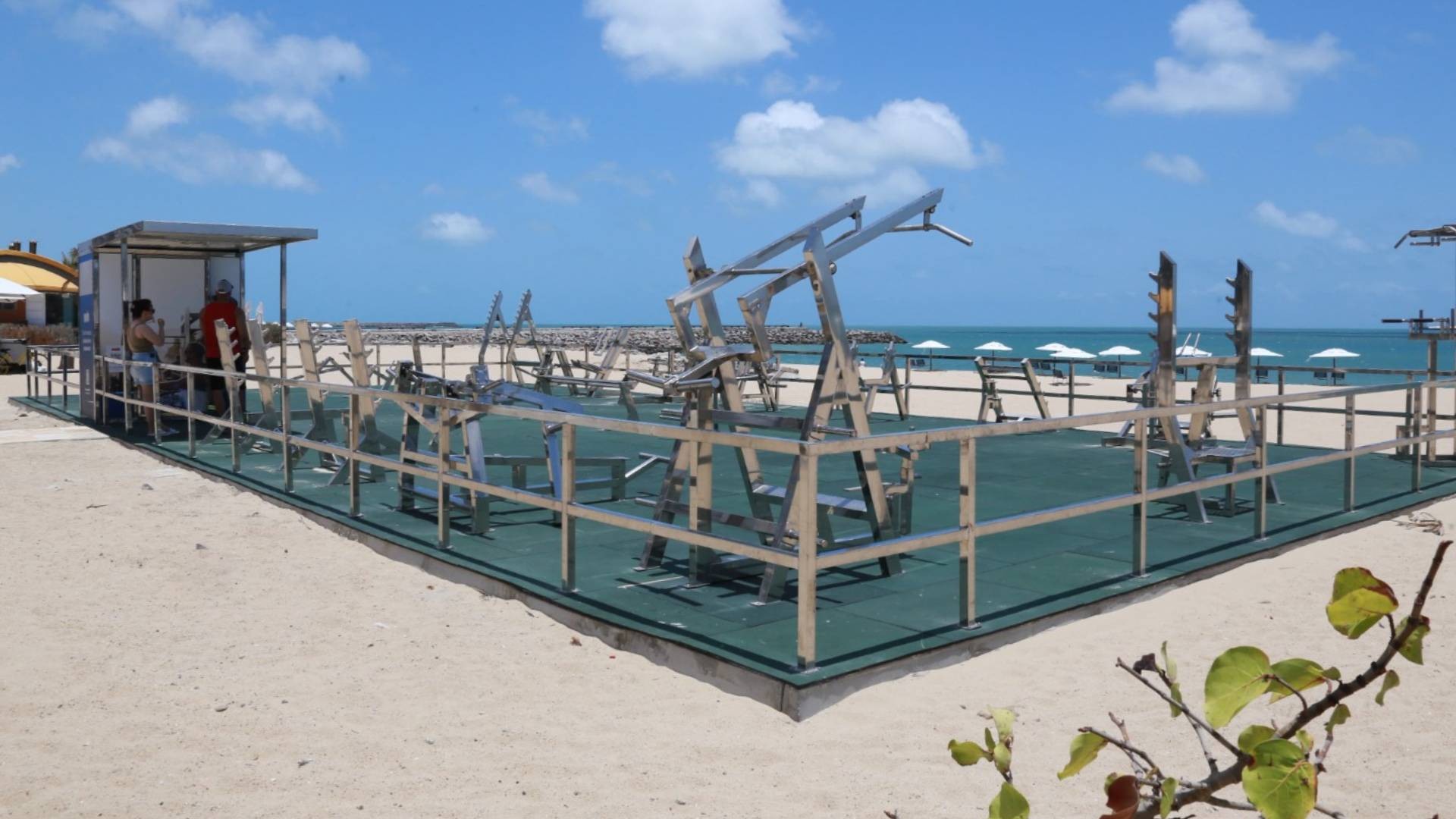 Academia ao ar livre com aulas gratuitas é instalada na Beira Mar, em ...