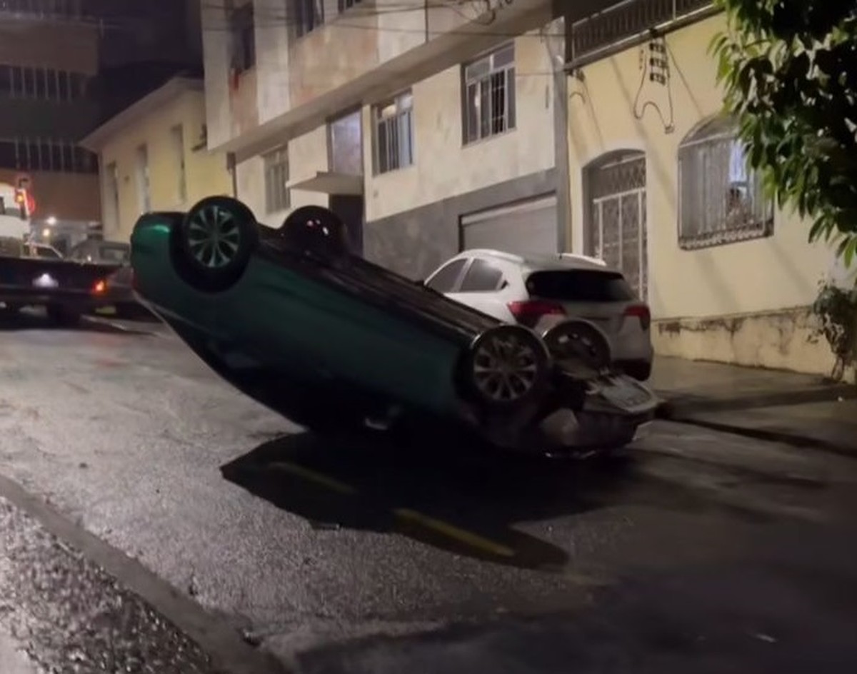Carro desce garagem desgovernado, bate em outro e capota no Bairro Granbery, em Juiz de Fora ...
