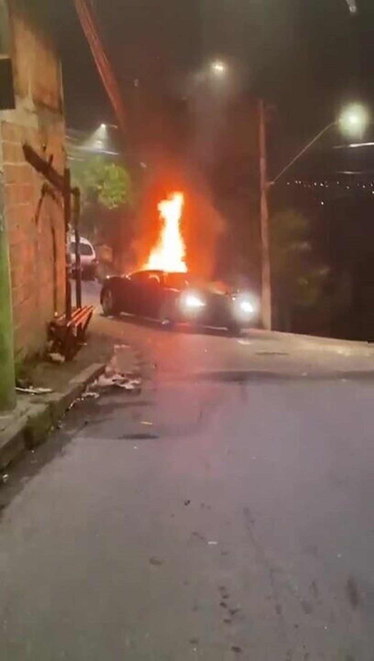 Ferrari pega fogo e explode em favela de Belo Horizonte; VÍDEO | Minas ...