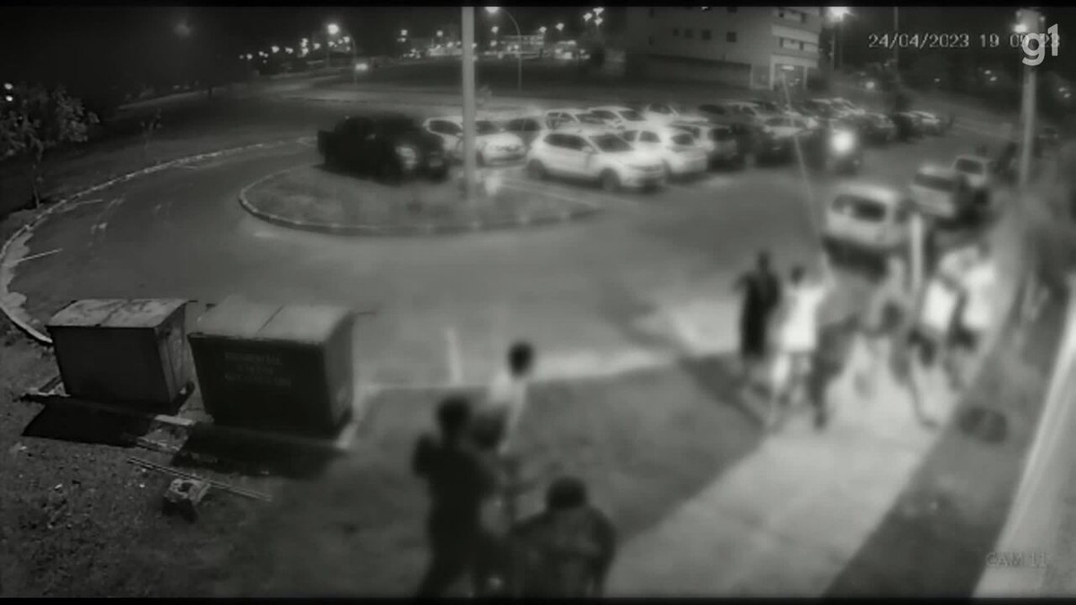 VÍDEO: homem é espancado por grupo de jovens em frente ao prédio onde ...