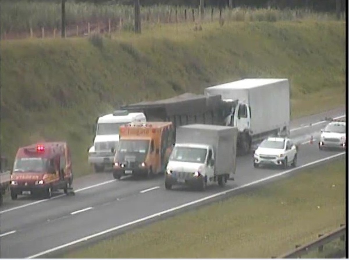 Caminhoneiro fica preso às ferragens em Araras após acidente na Rodovia Anhanguera | São Carlos ...