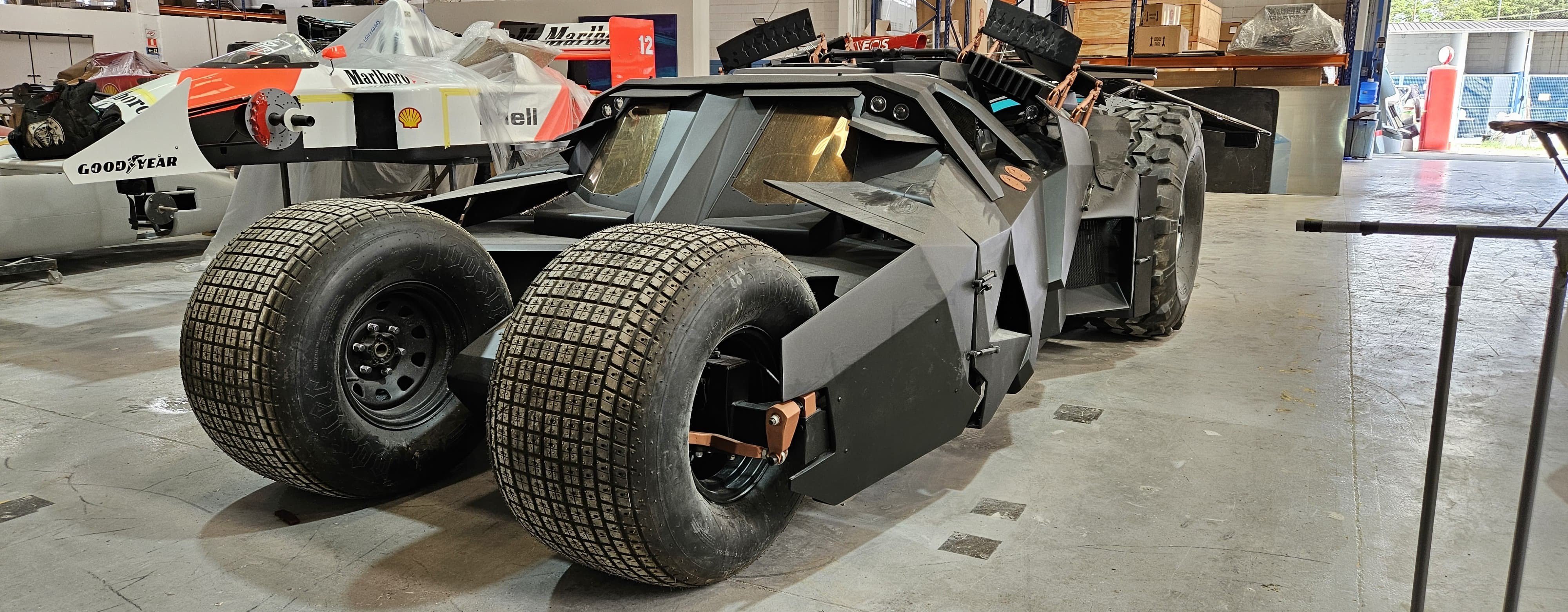 Saiba como foi criada a réplica do Batmóvel comprada por Neymar